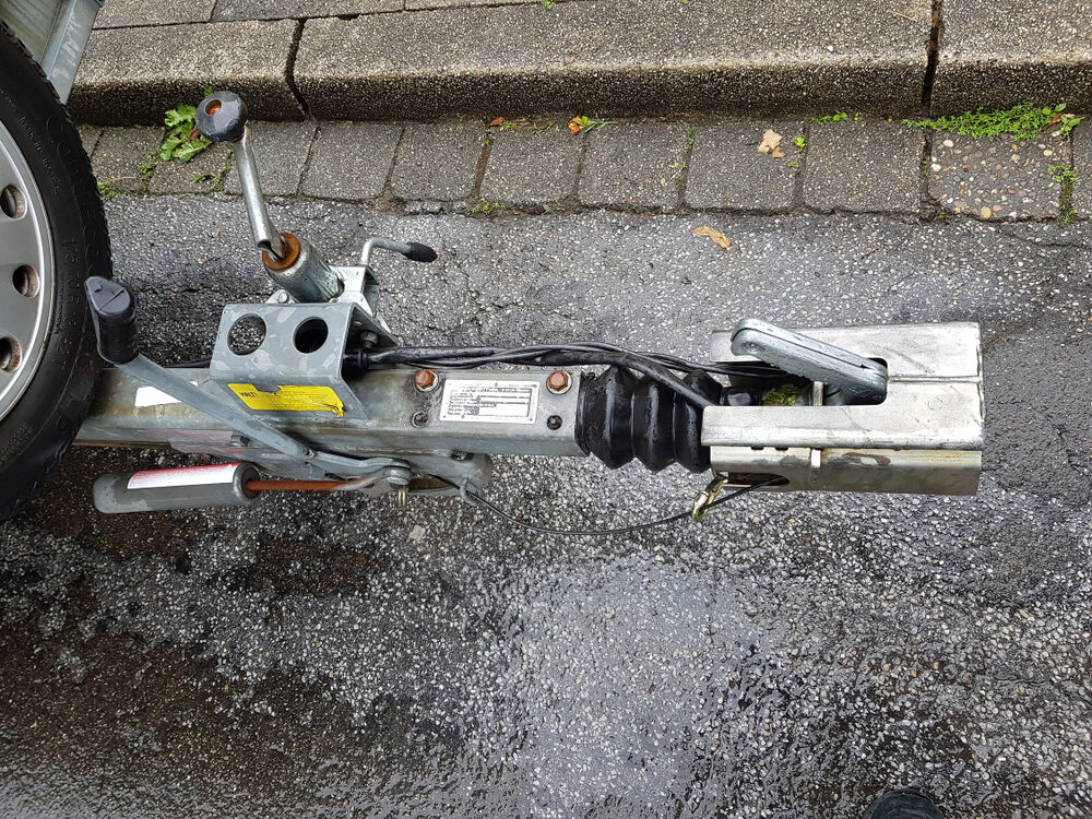 Montar un acoplamiento de remolque con juego electrónico